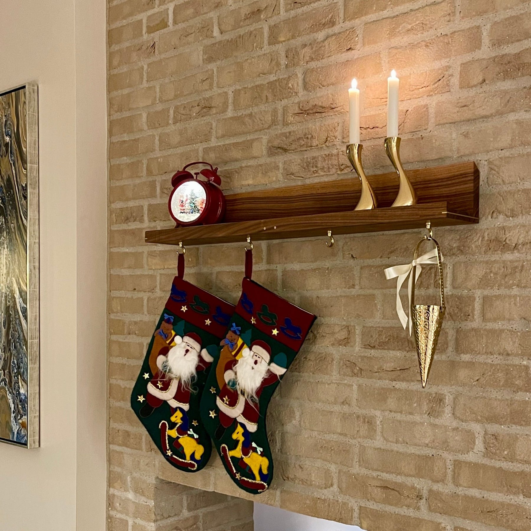 Køb 'Hack Hooks' hylde med messingkroge hos os